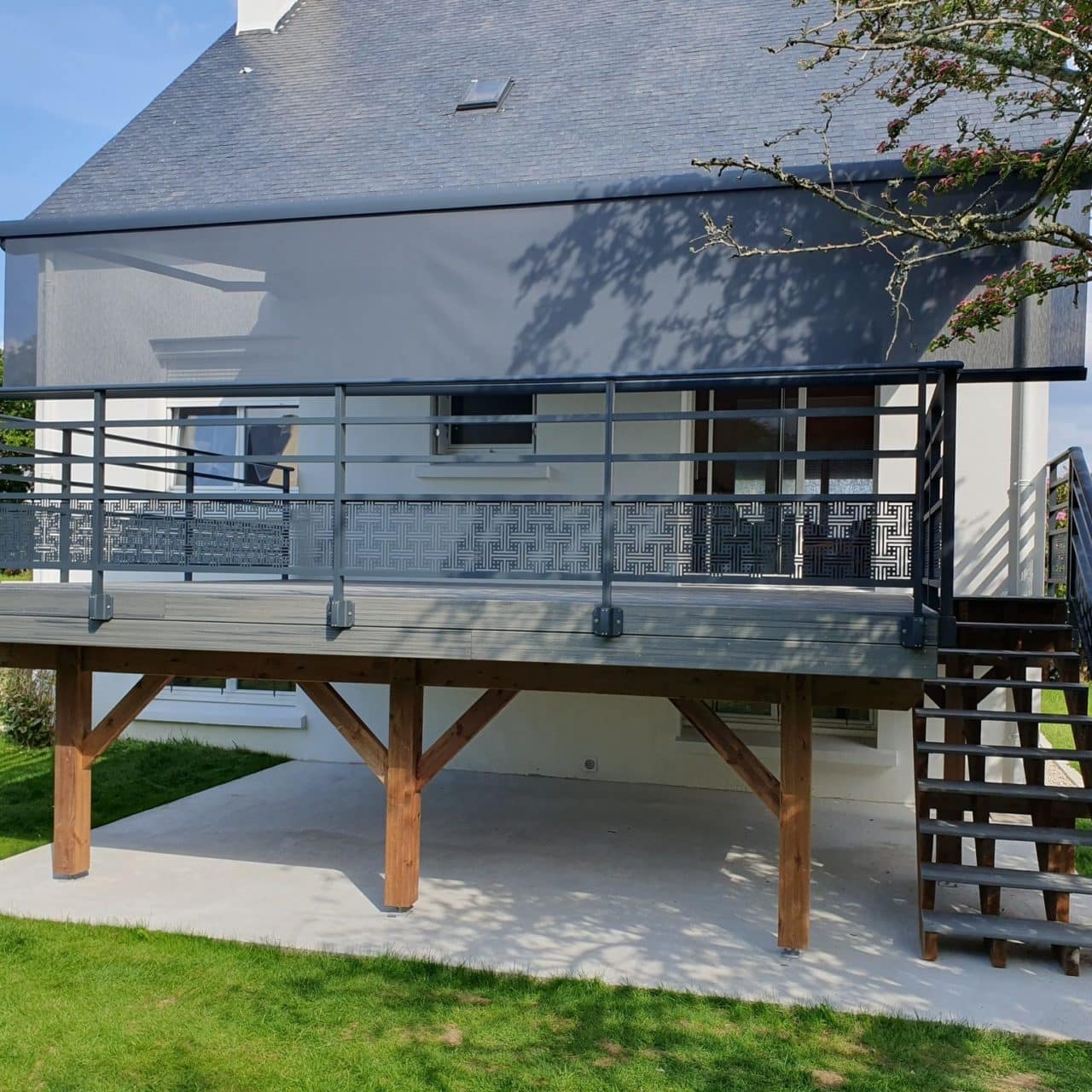 Réalisation d'une terrasse en hauteur et d'un esca...